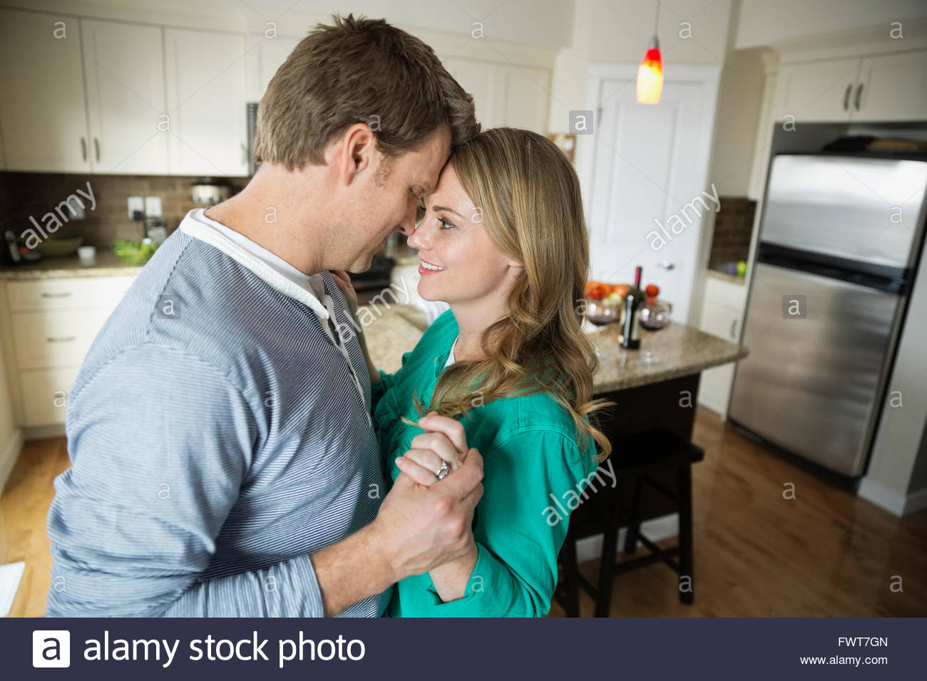 Side profile couple dancing hi-res stock photography and images - Alamy