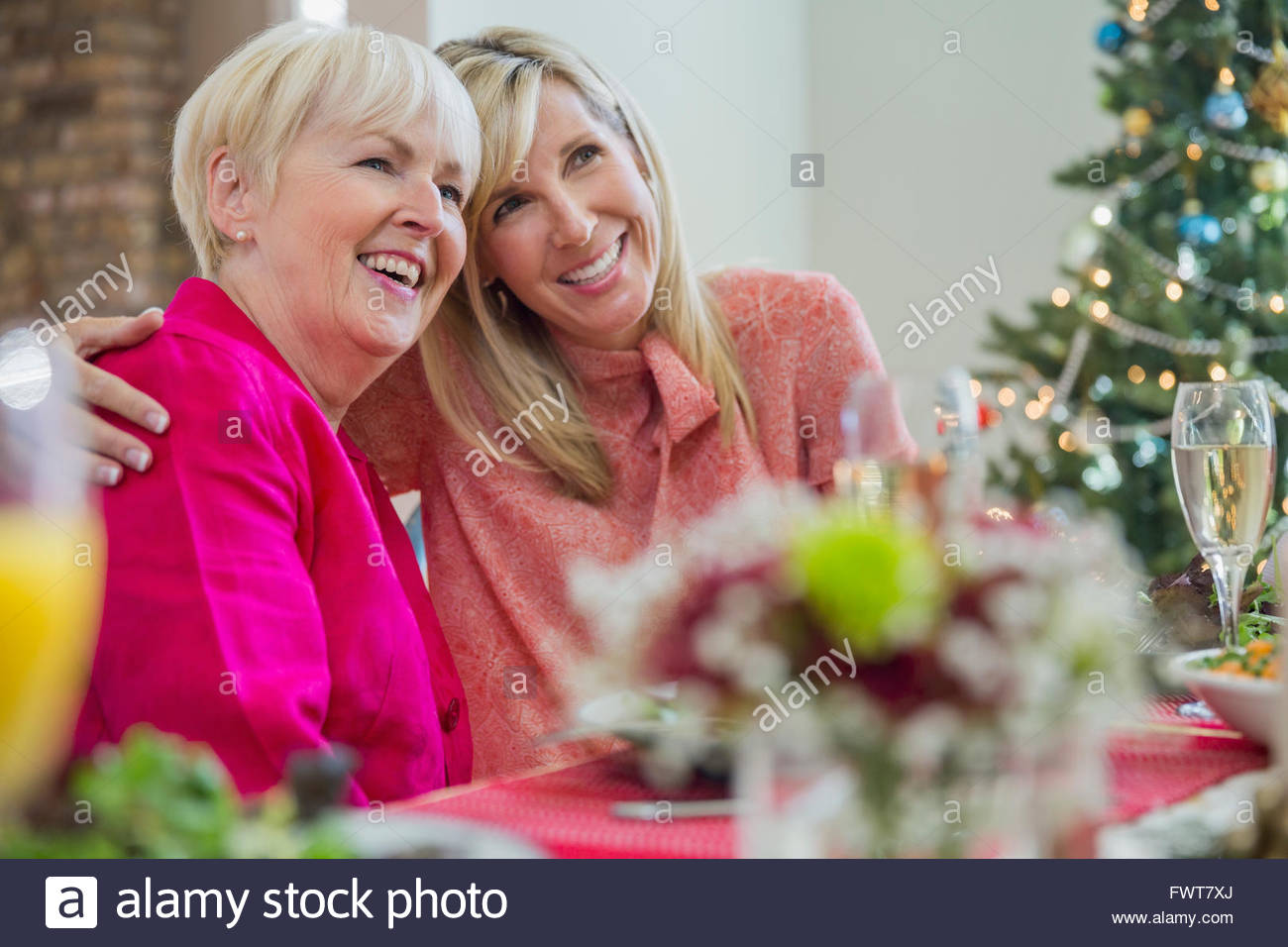 Sitting looking away smiling arm around food and drink hi-res stock photography and images - Alamy