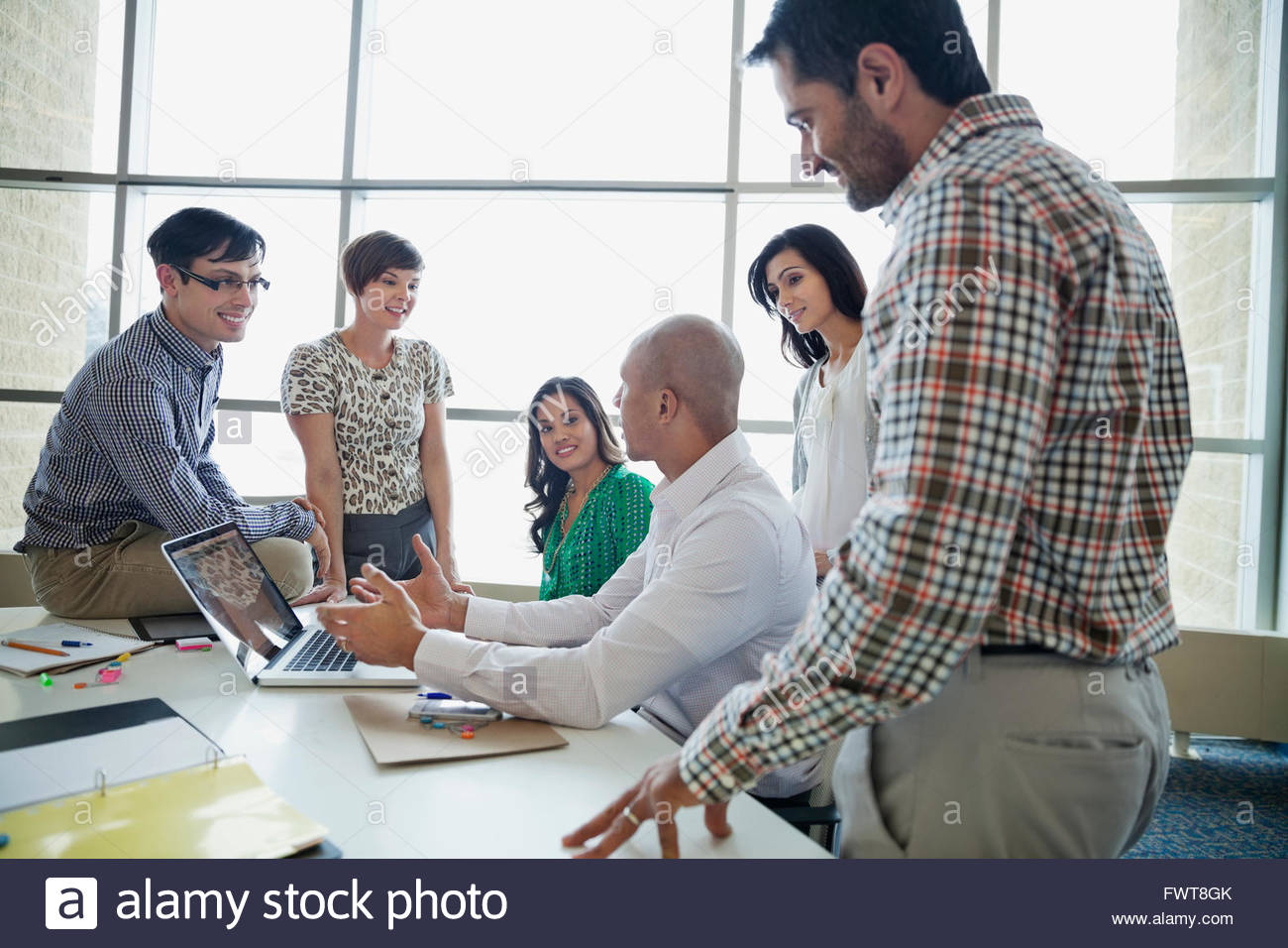 Six women conversation hi-res stock photography and images - Alamy