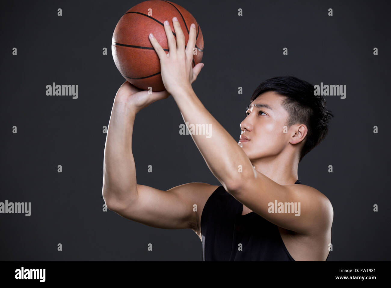 Young man preparing to shoot basketball Stock Photo - Alamy