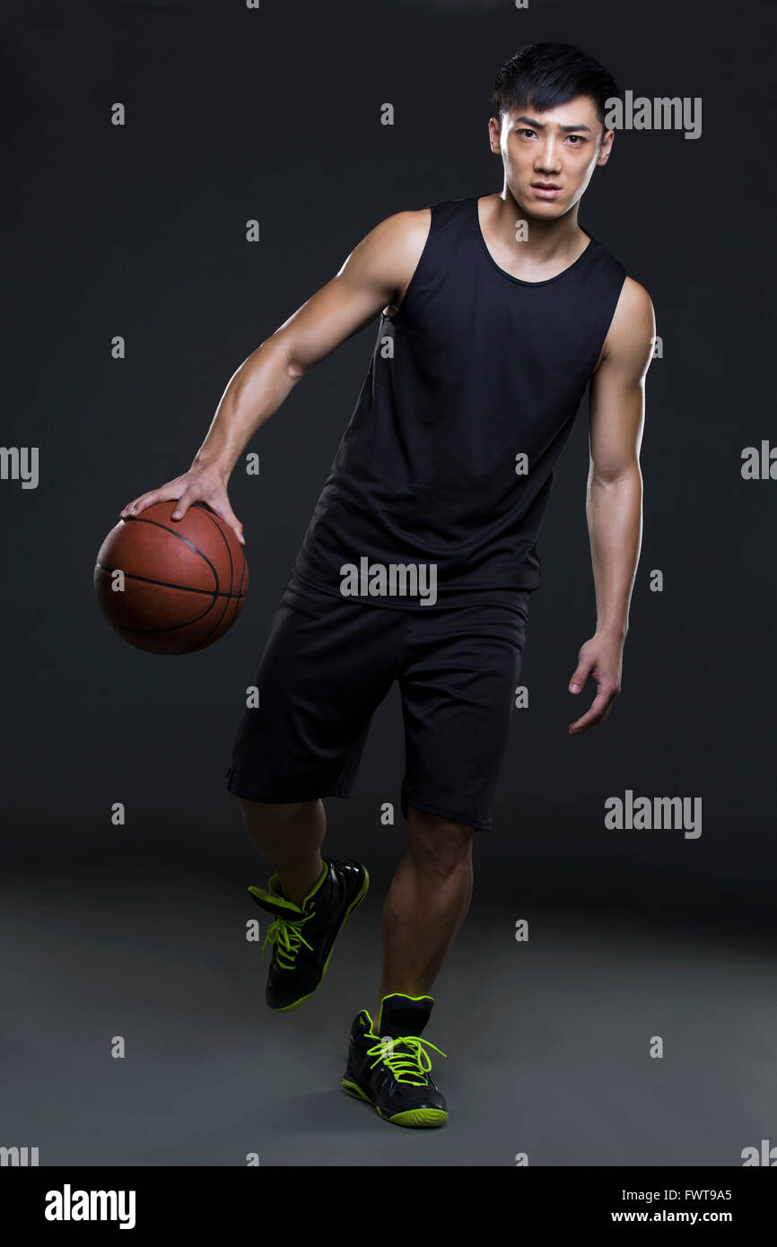 Young man playing basketball Stock Photo - Alamy