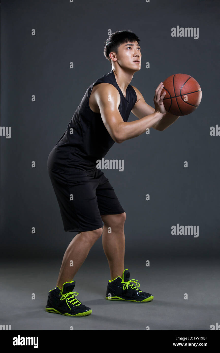 Young man playing basketball Stock Photo - Alamy