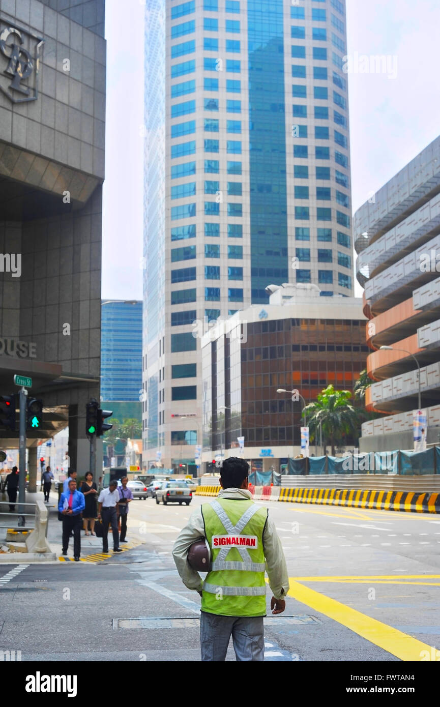 Worker crossing the street in Downtown of Singapore Stock Photo - Alamy