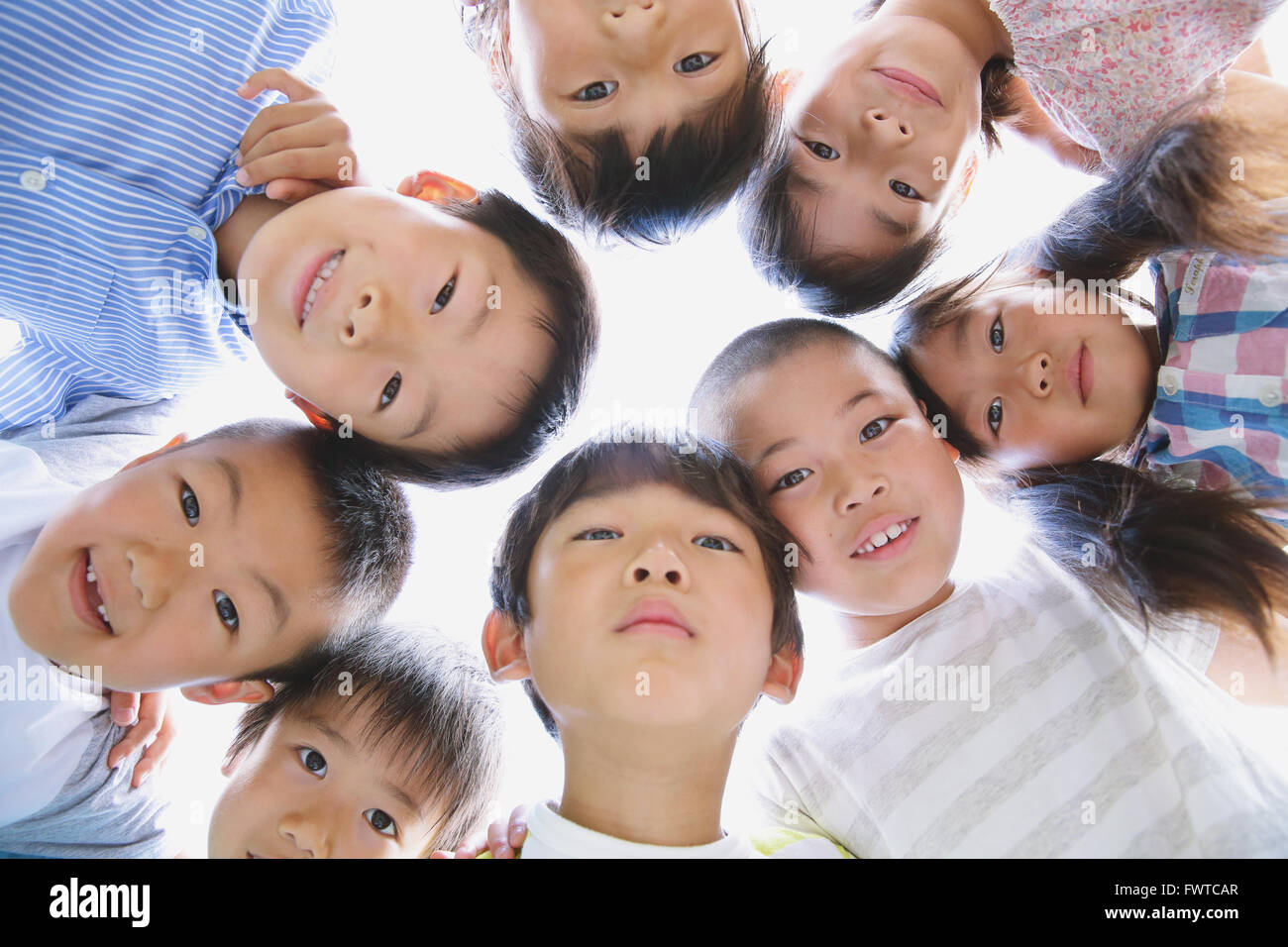 Group children looking up circle hi-res stock photography and images ...
