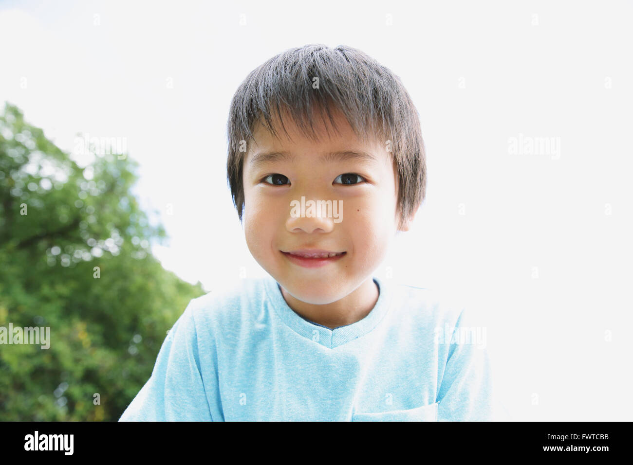 Kid looking up tree hi-res stock photography and images - Alamy