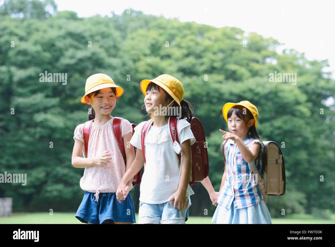 Japanese girls holding hands hi-res stock photography and images - Alamy