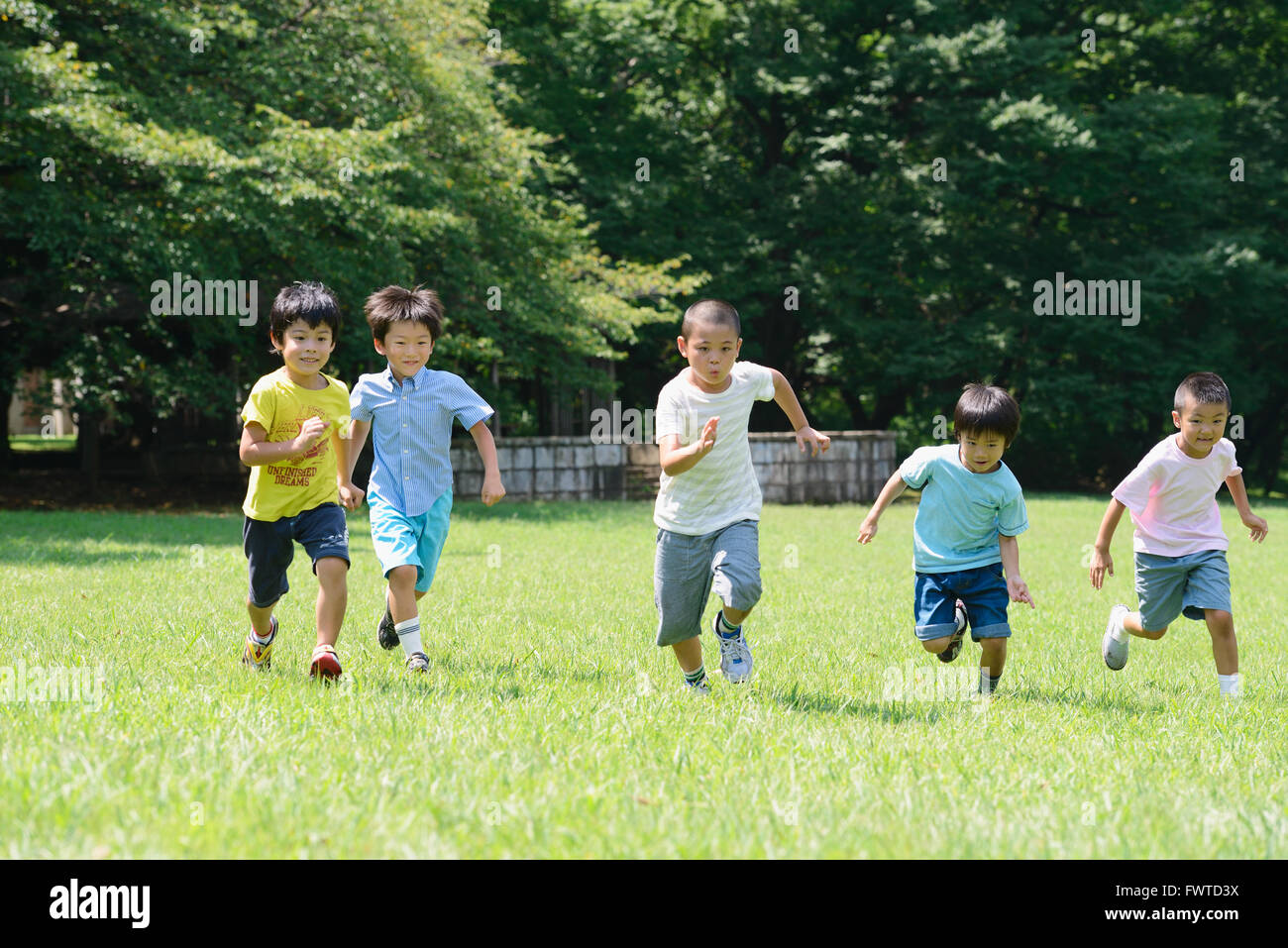 Five children running in lawn hi-res stock photography and images - Alamy