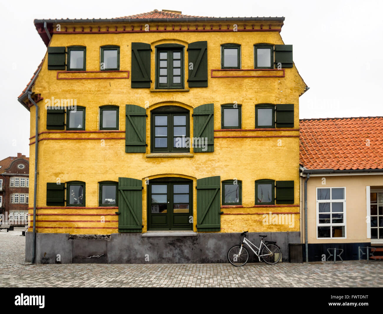 Old warehouse exterior hi-res stock photography and images - Alamy