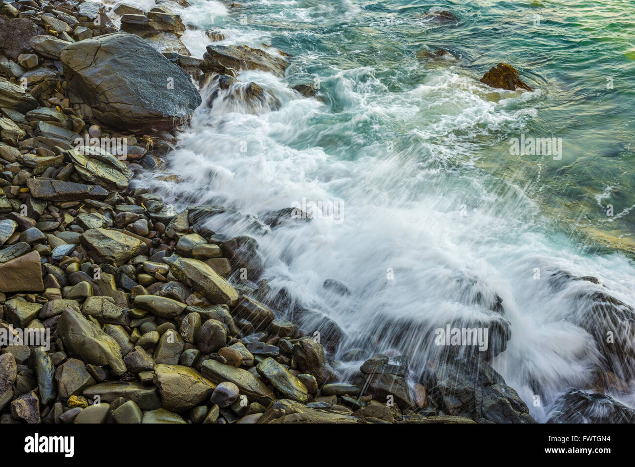 Waves breaking on rocky shore hi-res stock photography and images - Alamy