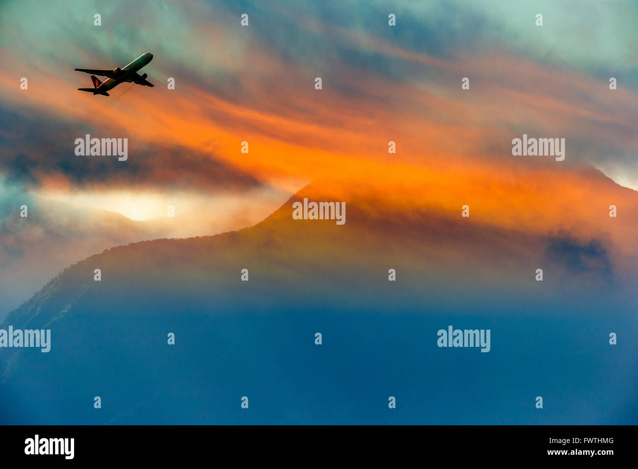 Take off airplane mountains hi-res stock photography and images - Alamy