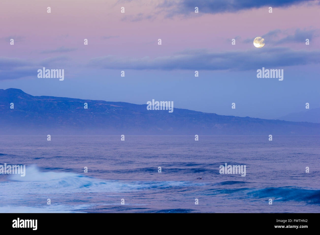 Full moon over west Maui seen from Ho'okipa Beach Park, Maui Stock ...
