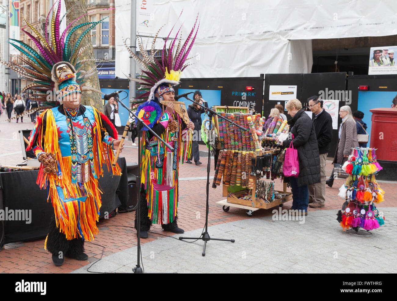 Peruvian buskers playing south american music in Broad Street, Reading ...
