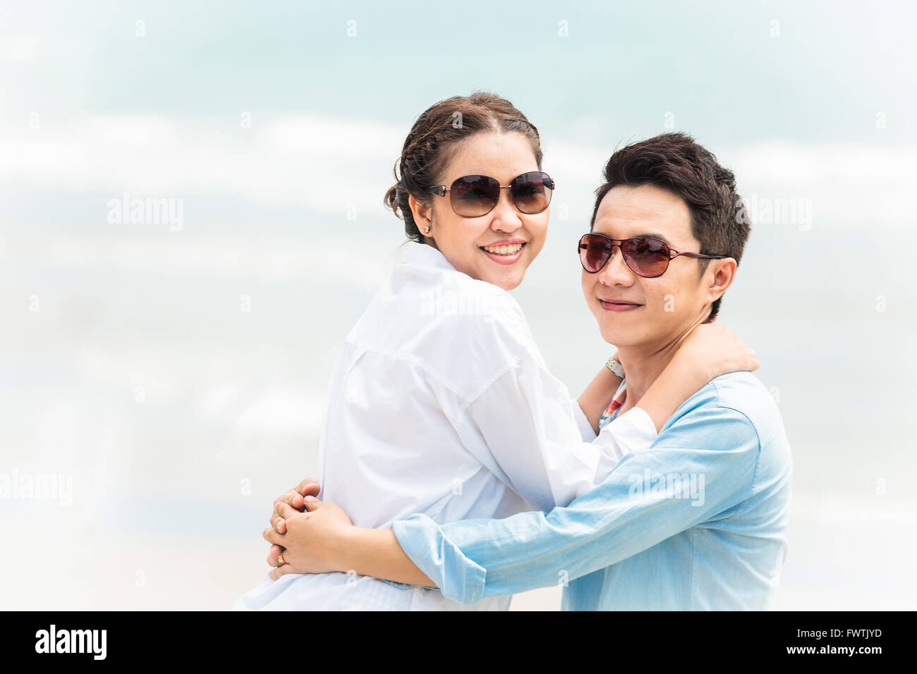 Romantic couples hug beach hi-res stock photography and images - Alamy