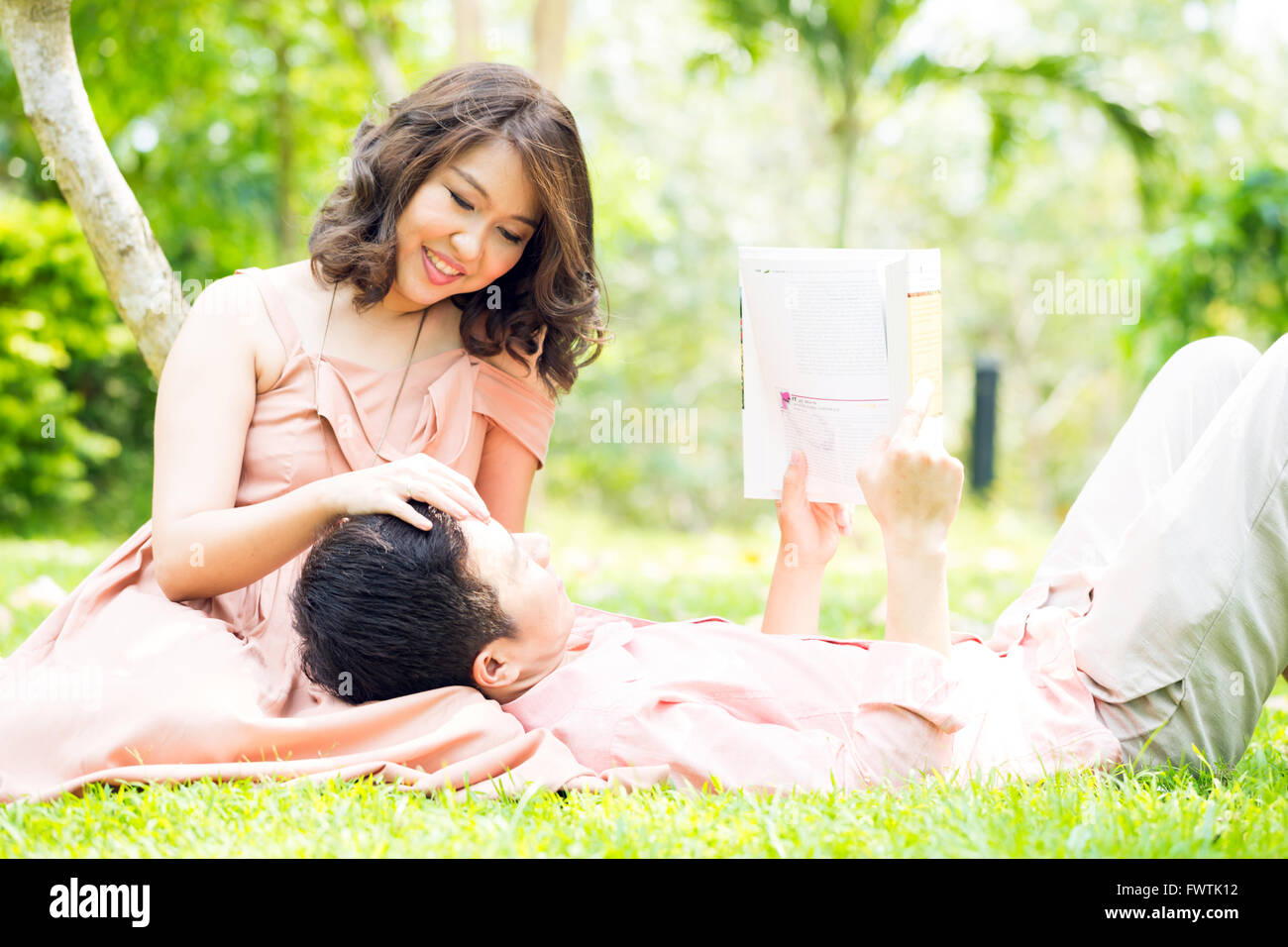 Woman sitting on man lap hi-res stock photography and images - Alamy
