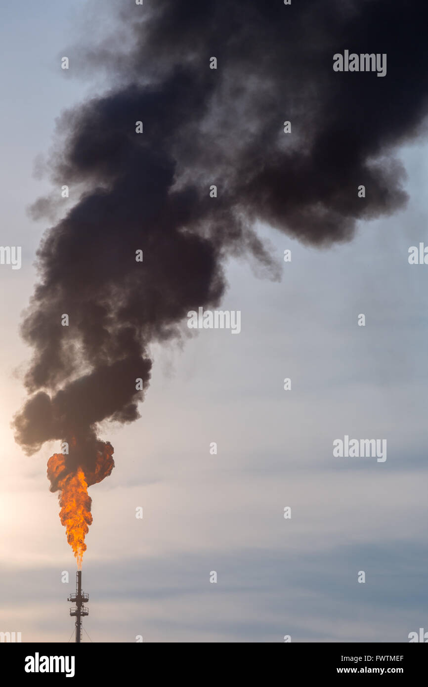 oil reinery Distillation tower with smoke stack pollution Stock Photo ...
