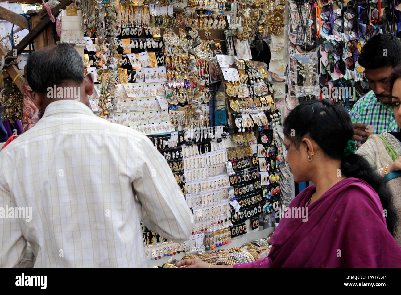 Kolkata street hi-res stock photography and images - Alamy