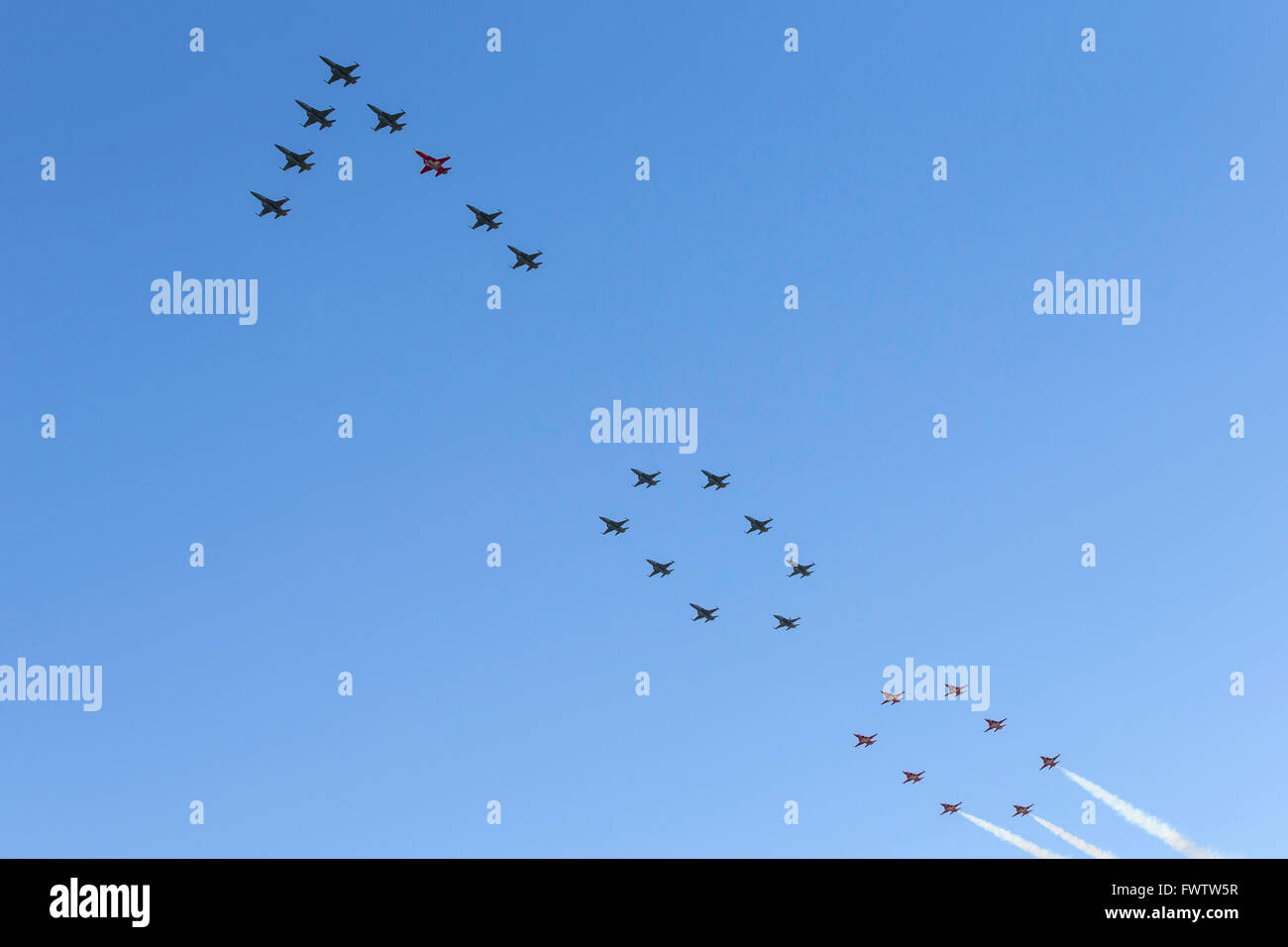 F 5e tiger ii aircraft in flight hi-res stock photography and images ...