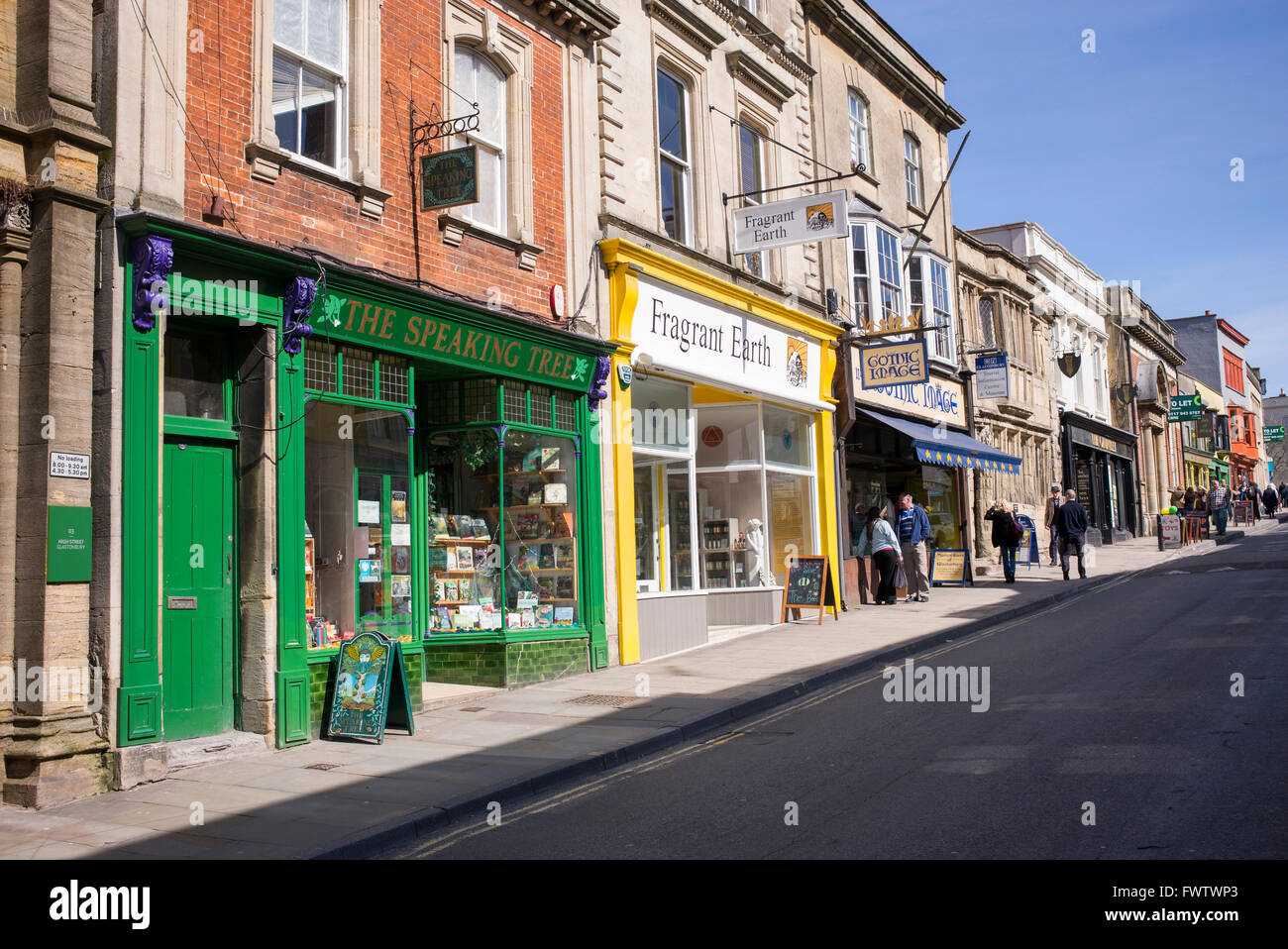 Glastonbury high street somerset uk hi-res stock photography and images ...