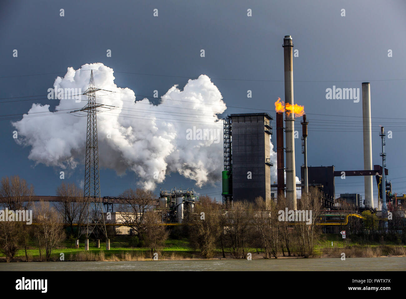 Coking plant of HKM steelworks, river Rhine, Duisburg, Germany Stock ...