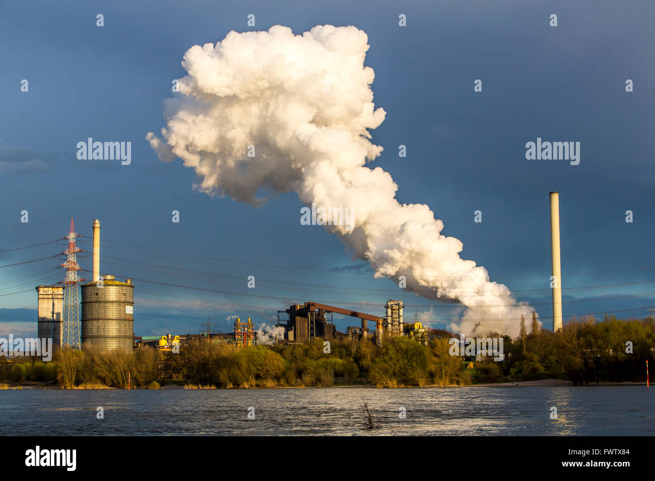 Coking plant of HKM steelworks, river Rhine, Duisburg, Germany Stock ...