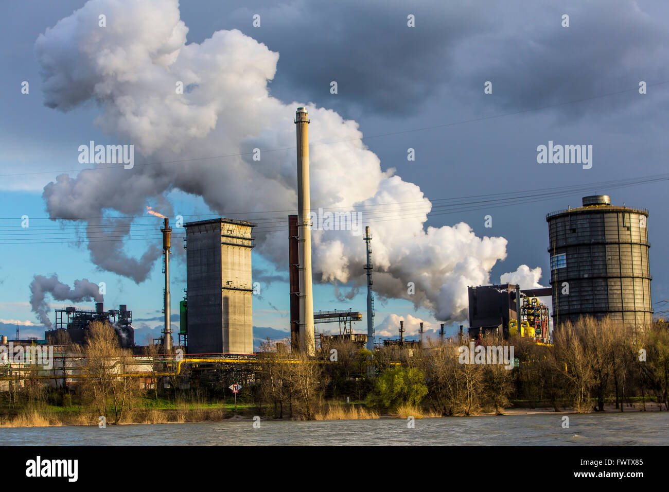 Coking plant of HKM steelworks, river Rhine, Duisburg, Germany Stock ...