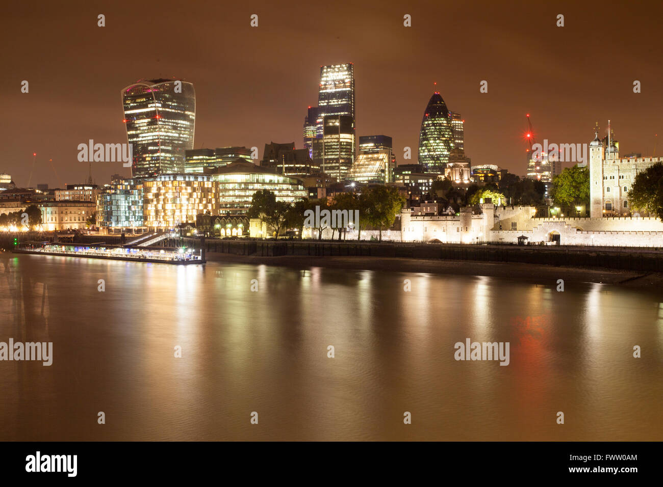 Thames by night hi-res stock photography and images - Alamy