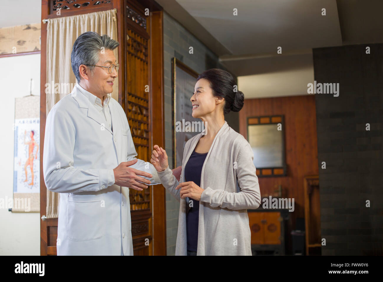 Chinese doctor talking hi-res stock photography and images - Alamy