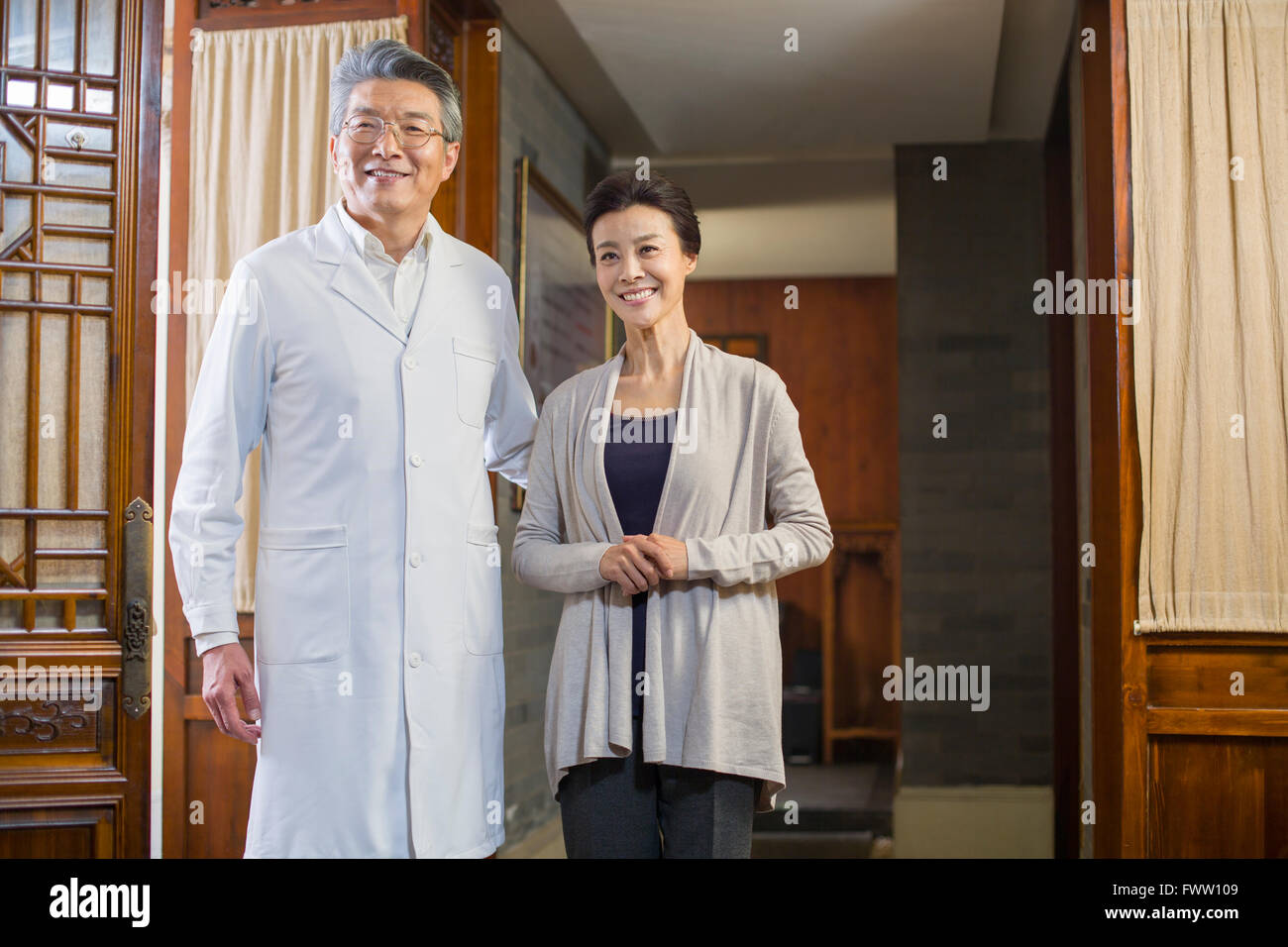 Chinese doctor patient hi-res stock photography and images - Alamy