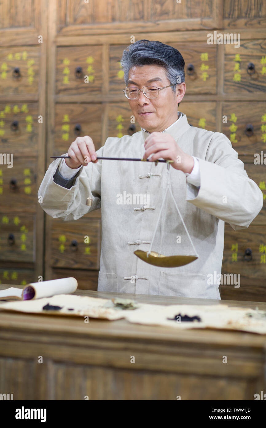 Chinese doctor hi-res stock photography and images - Alamy