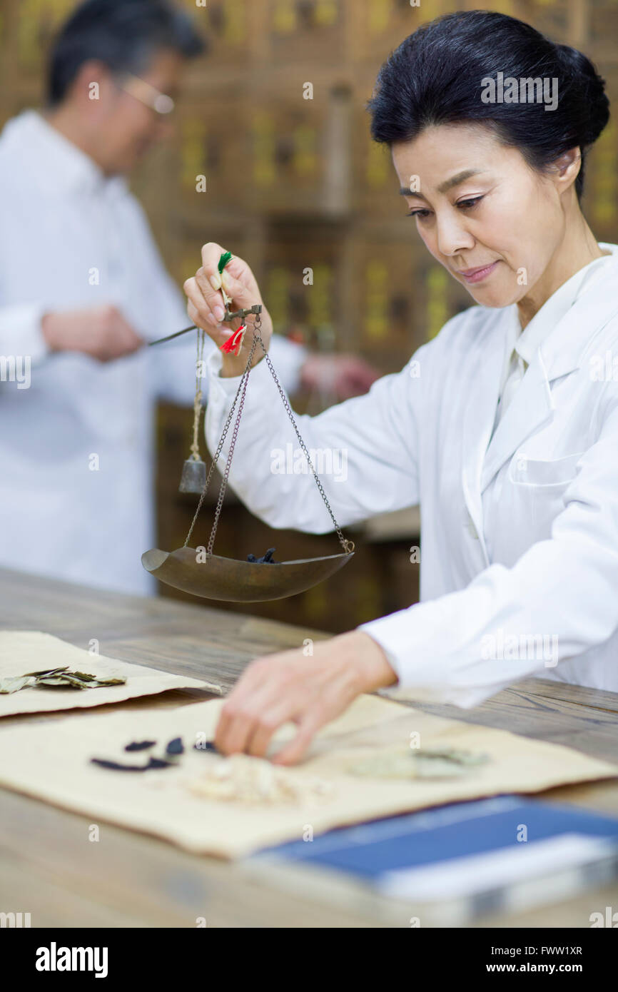 Chinese doctors fill the prescription Stock Photo - Alamy