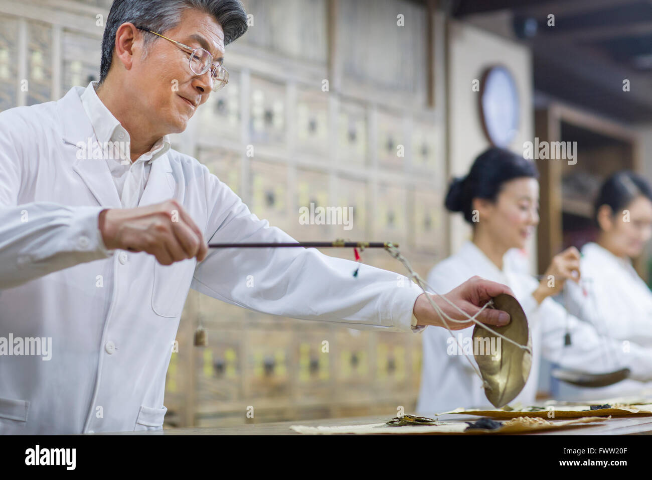 Chinese doctors fill the prescription Stock Photo - Alamy