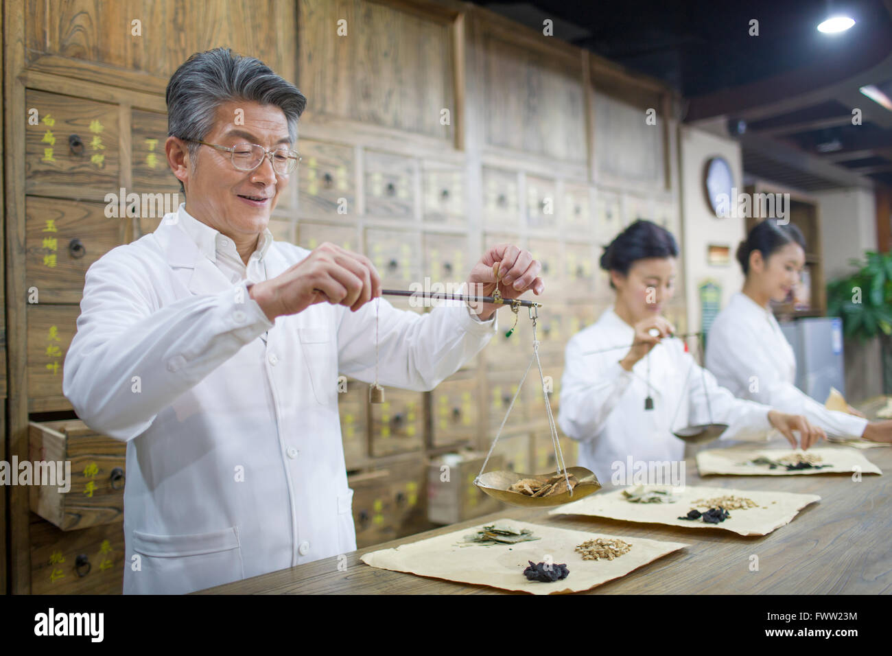 Chinese doctors in traditional Chinese medicine pharmacy Stock Photo ...