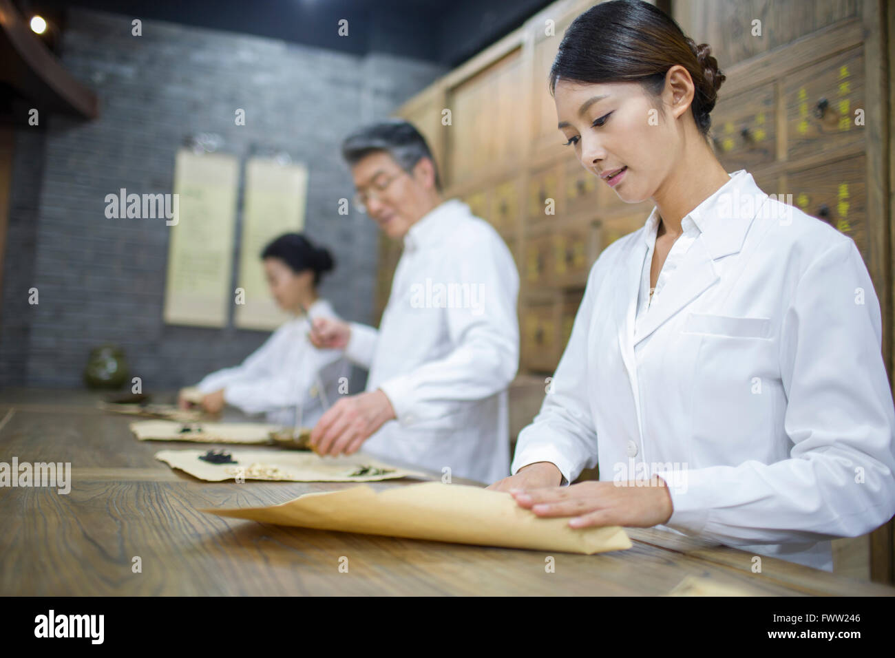 Chinese doctors in traditional Chinese medicine pharmacy Stock Photo ...