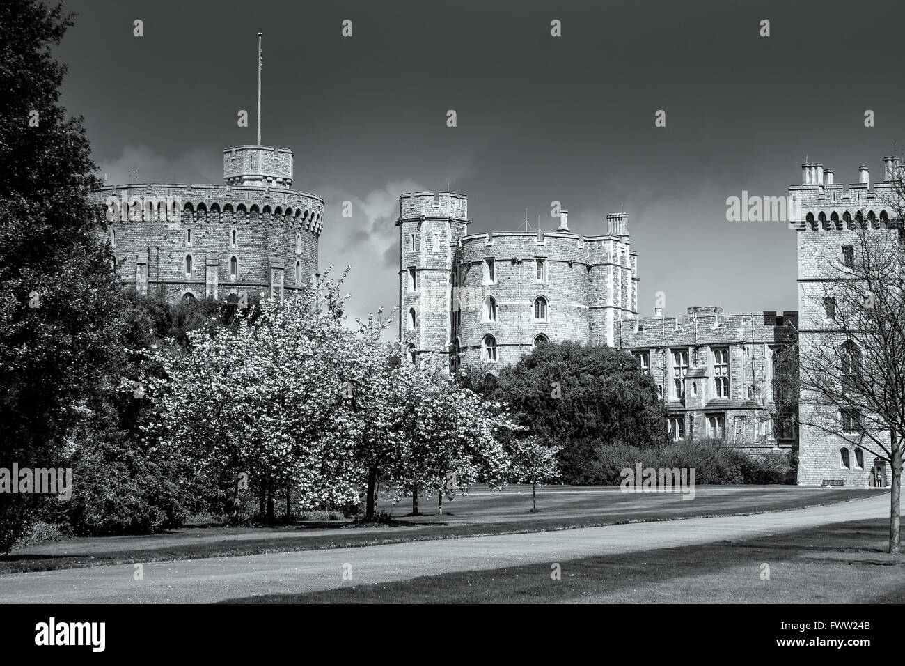 Battlements of windsor castle hi-res stock photography and images - Alamy