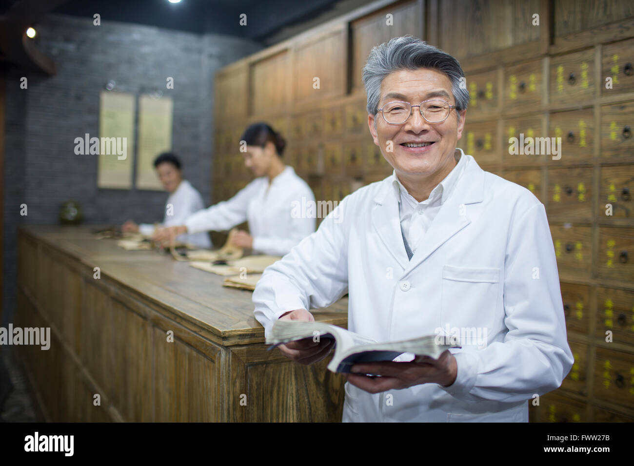 Medical team reading book hi-res stock photography and images - Alamy