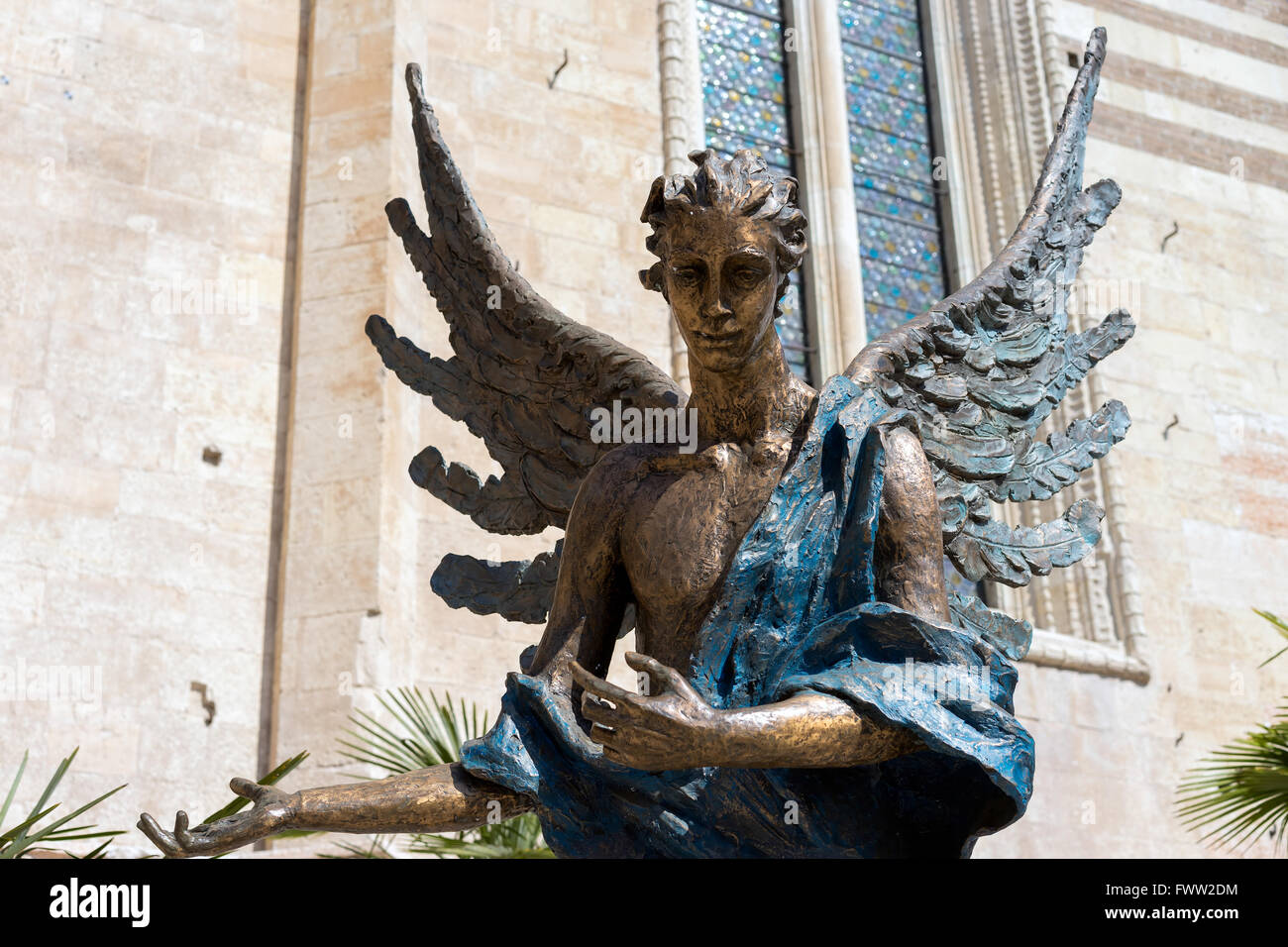 Angel statue outside cathedral hi-res stock photography and images - Alamy