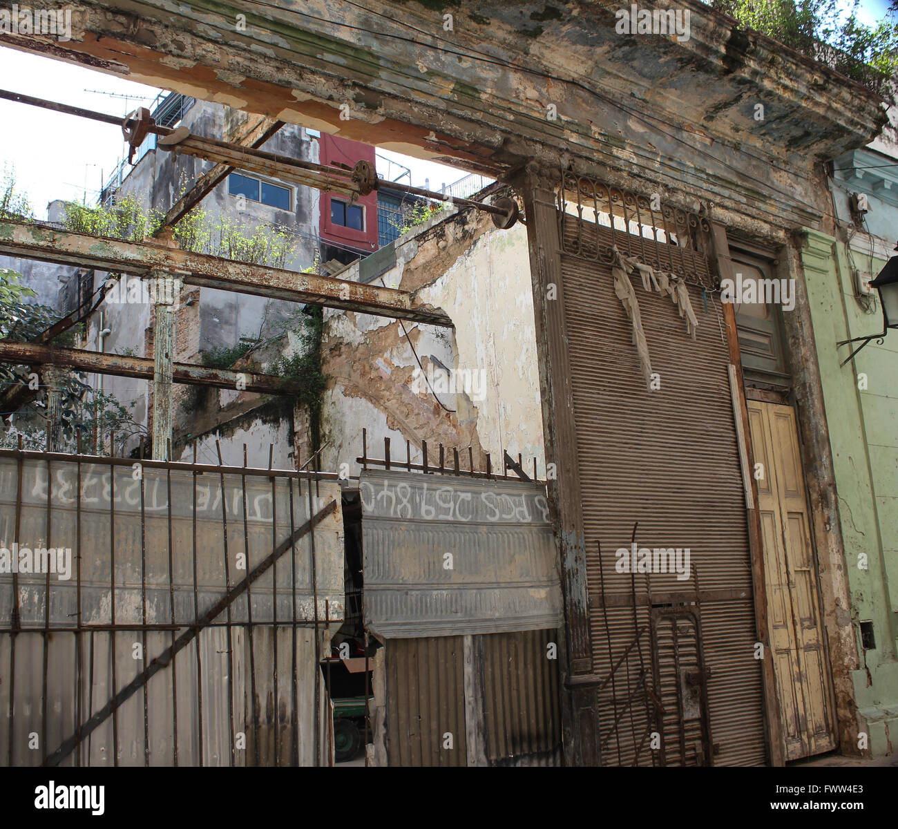 Havana's crumbling buildings Stock Photo - Alamy