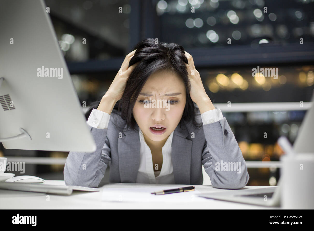 Office worker scratching head hi-res stock photography and images - Alamy