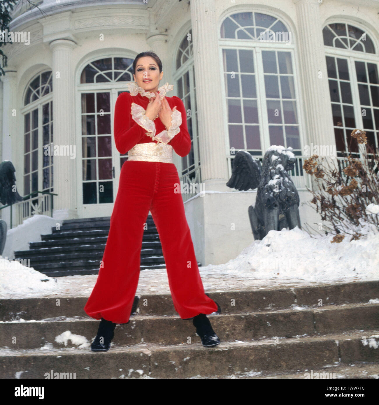 Deutsche Schauspielerin Hannelore Elsner im Schnee, Deutschland 1970er ...