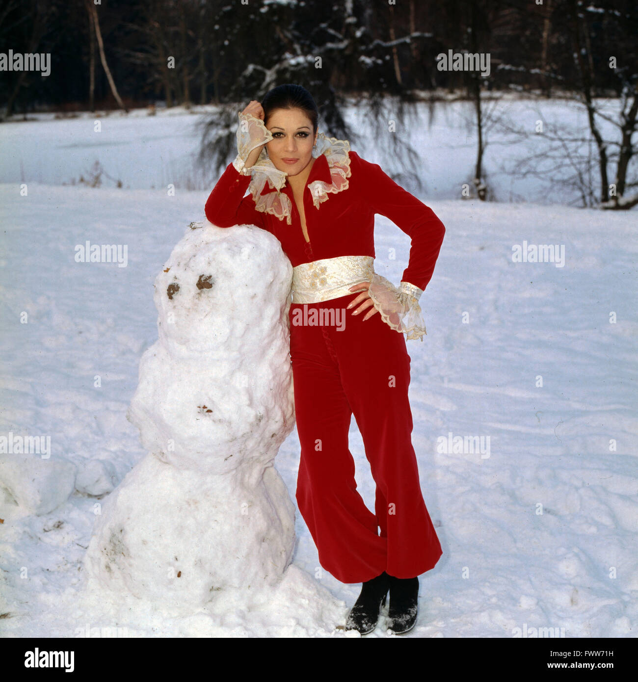 Deutsche Schauspielerin Hannelore Elsner im Schnee, Deutschland 1970er ...