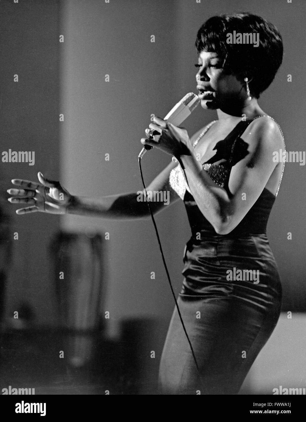 Sängerin Dee Dee McNeil auf der Bühne, Deutschland 1960er Jahre. Singer ...