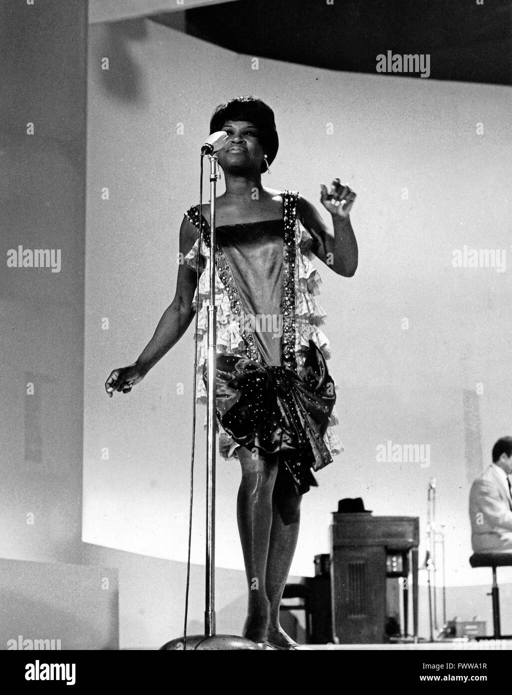 Sängerin Dee Dee McNeil auf der Bühne, Deutschland 1960er Jahre. Singer ...