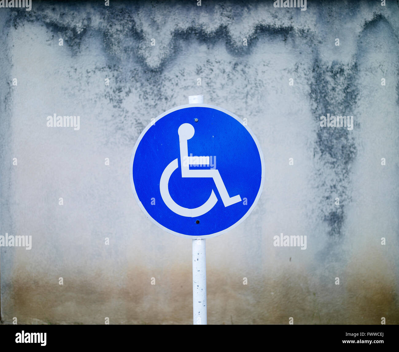 blue disabled parking sign Stock Photo - Alamy