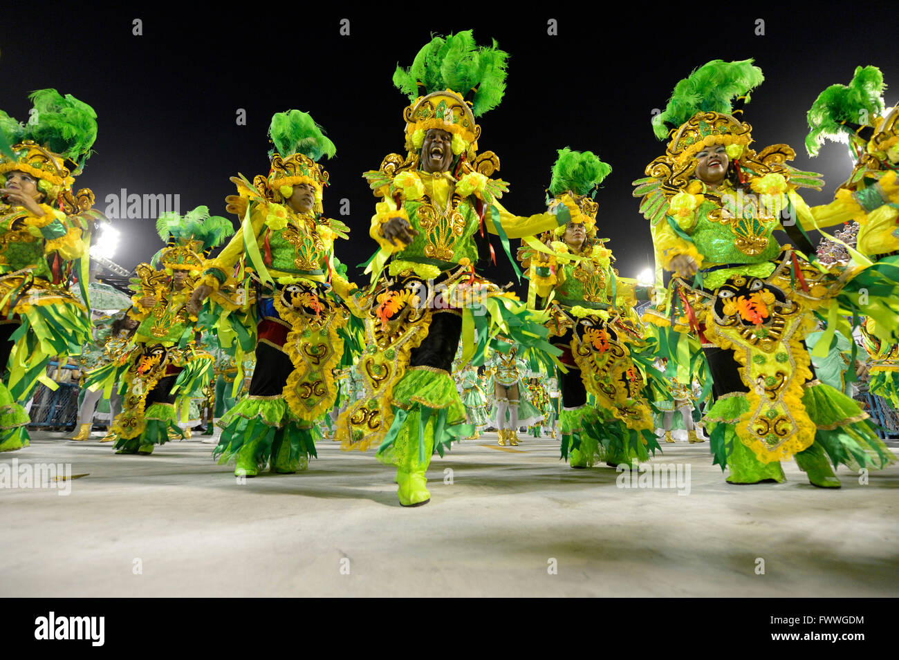 Samba dancers parade of the samba school Beija Flor de Nilópolis ...