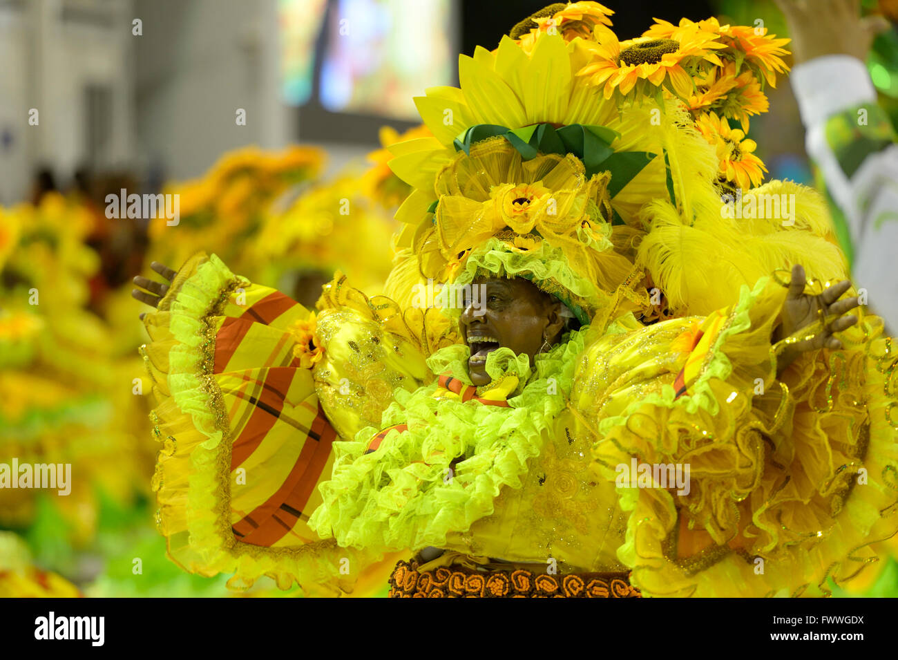 Samba dancer in costume, parade of the samba school Imperatriz ...