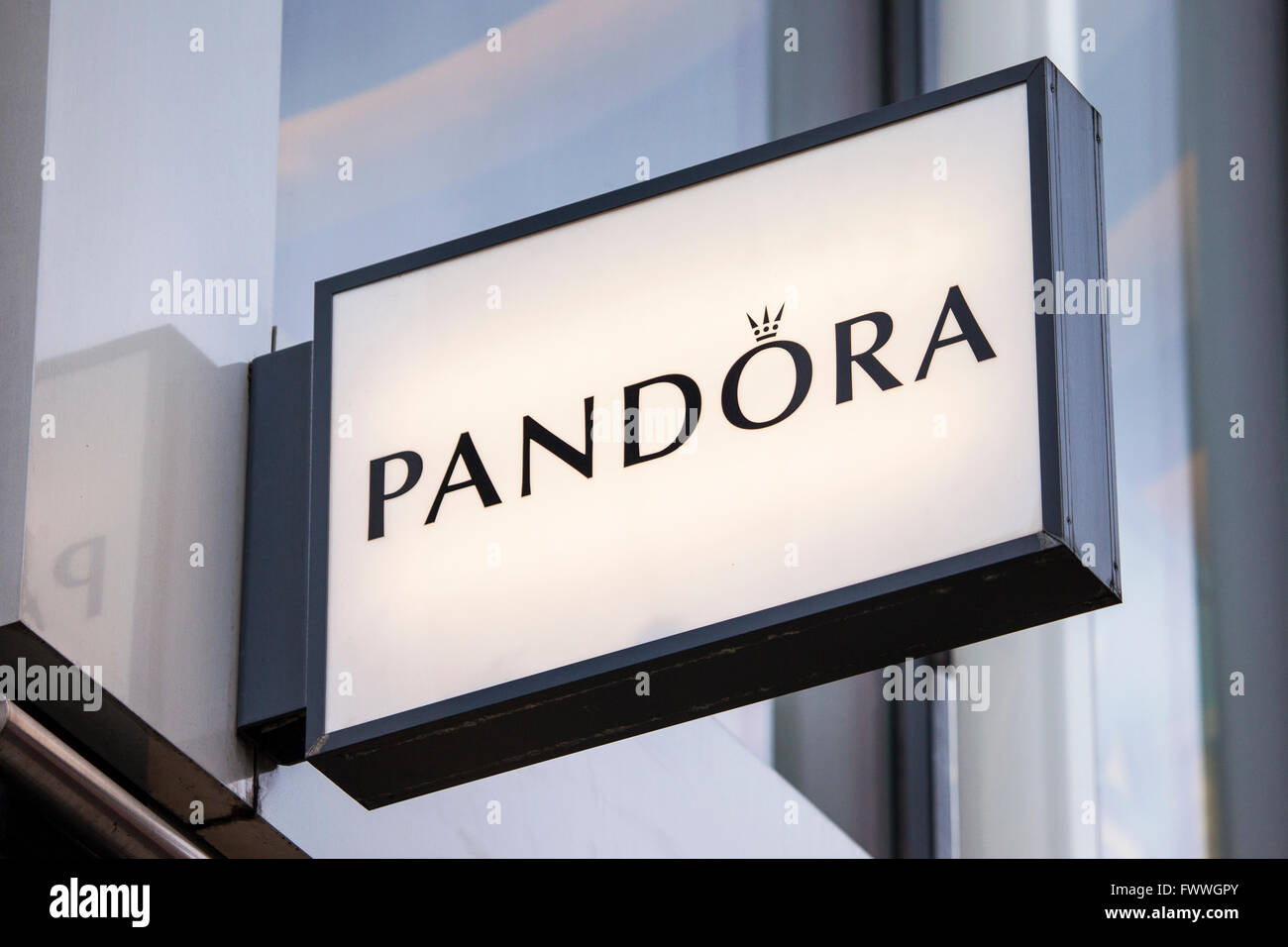 Pandora jewellers store hi-res stock photography and images - Alamy