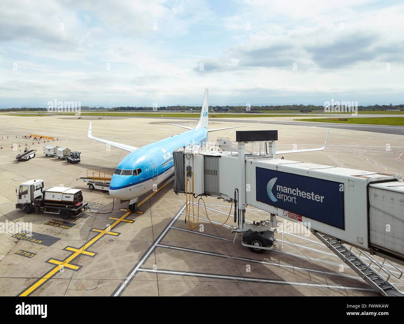 Aircraft on gate hi-res stock photography and images - Alamy