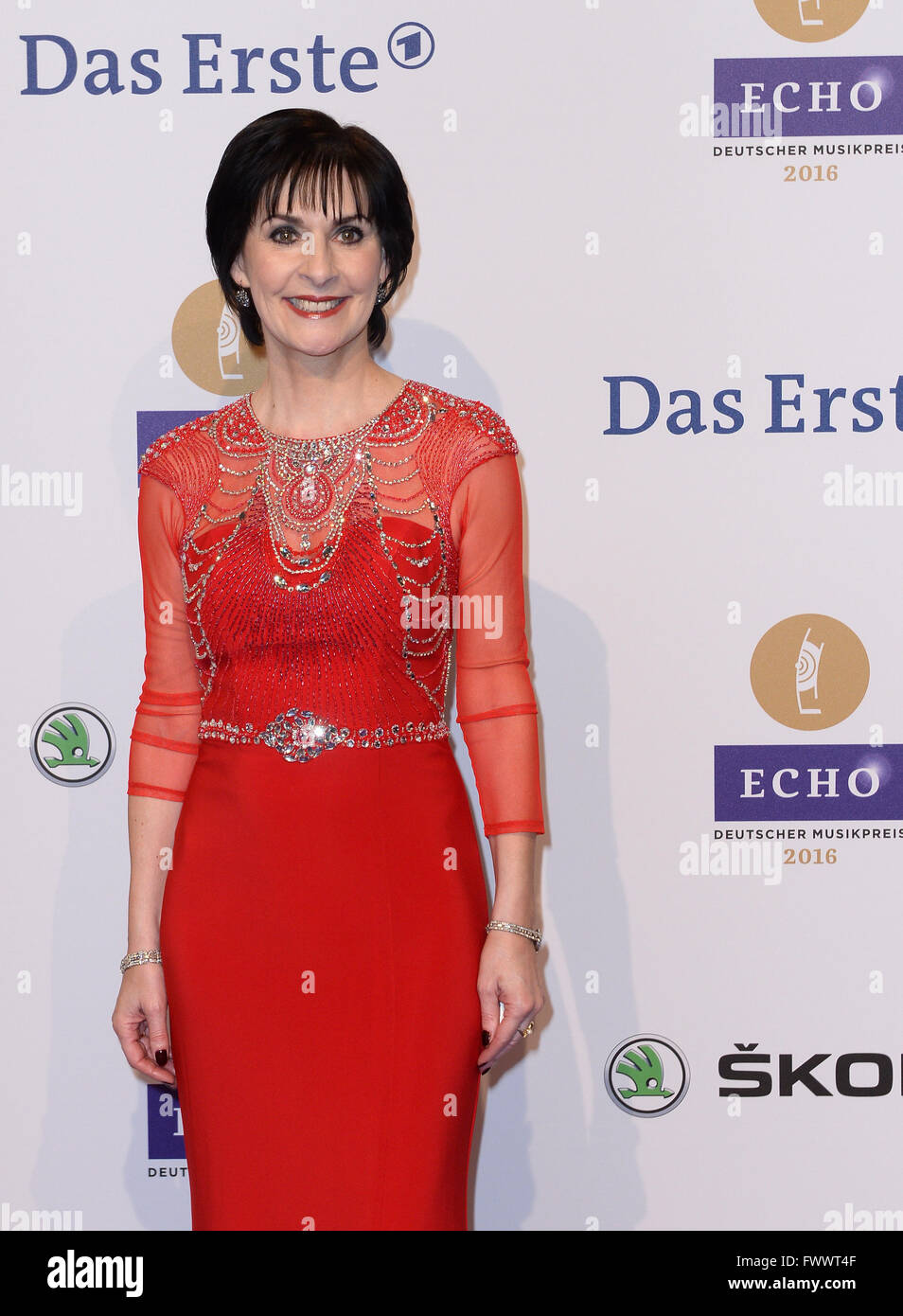 Enya singer hi-res stock photography and images - Alamy