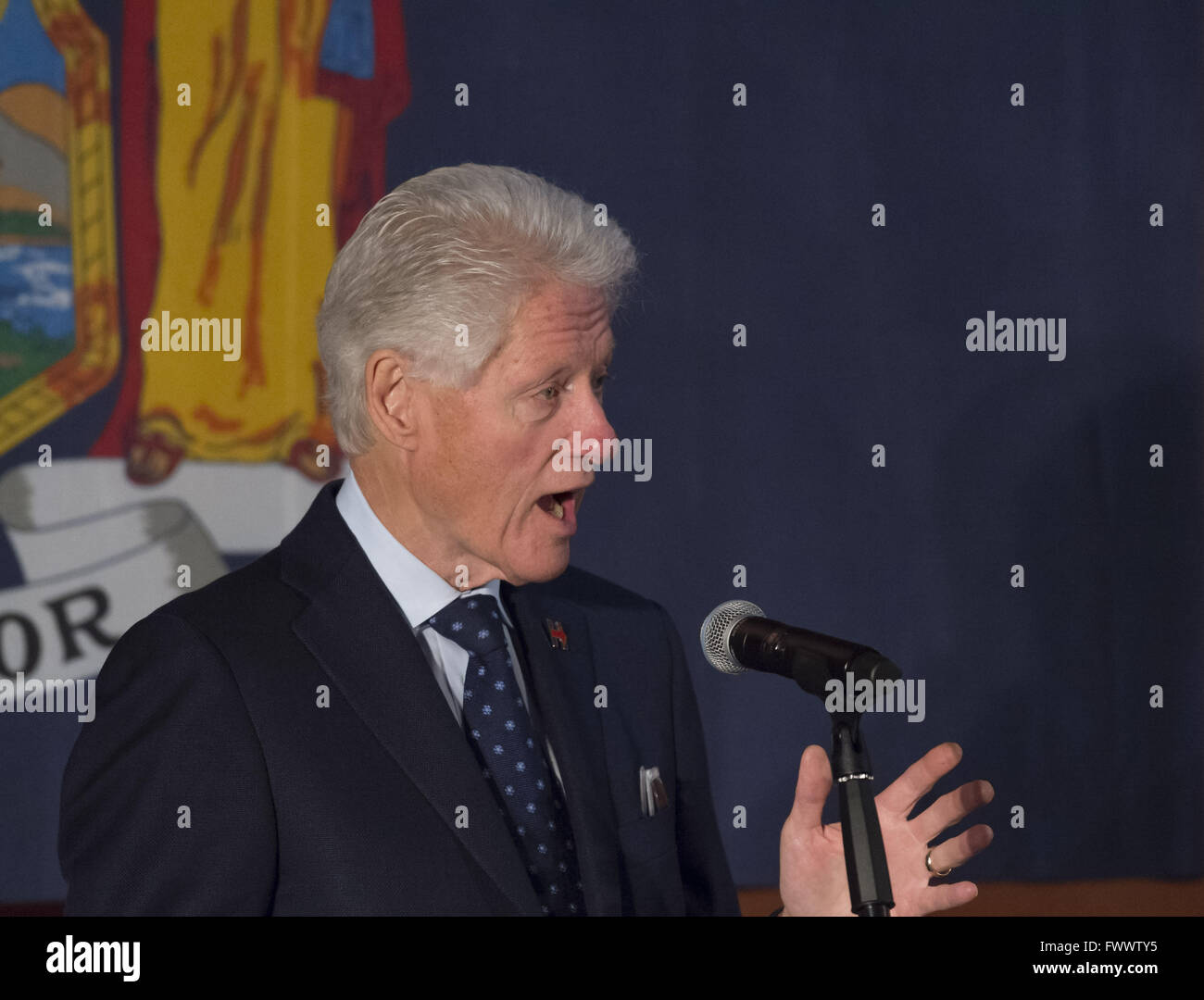 Bill clinton side view hi-res stock photography and images - Alamy