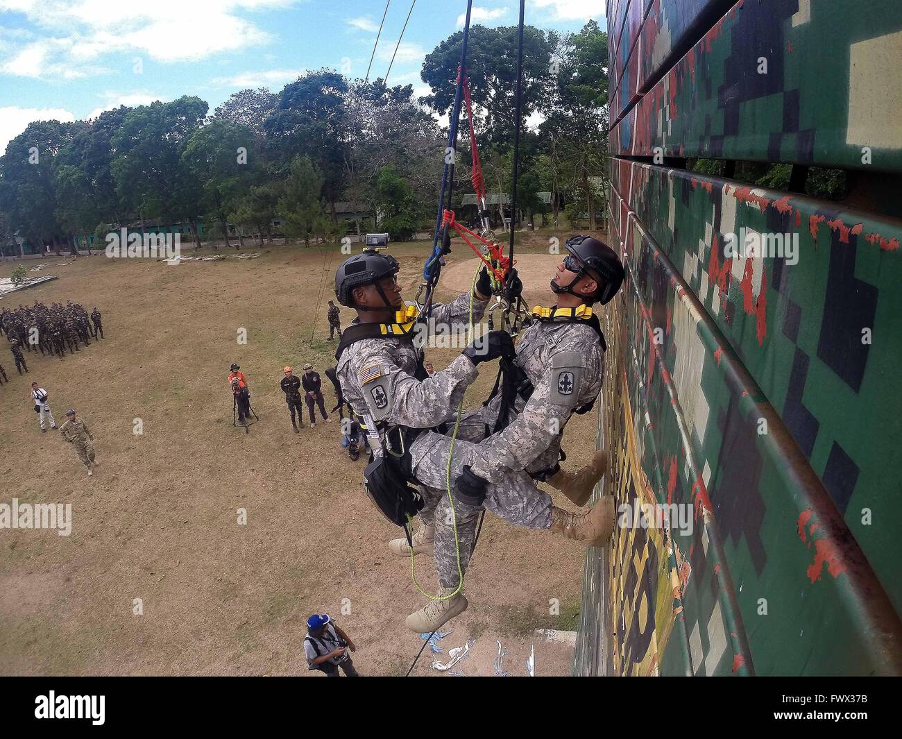 (160408) -- RIZAL PROVINCE, April 8, 2016 (Xinhua) -- Soldiers from the ...
